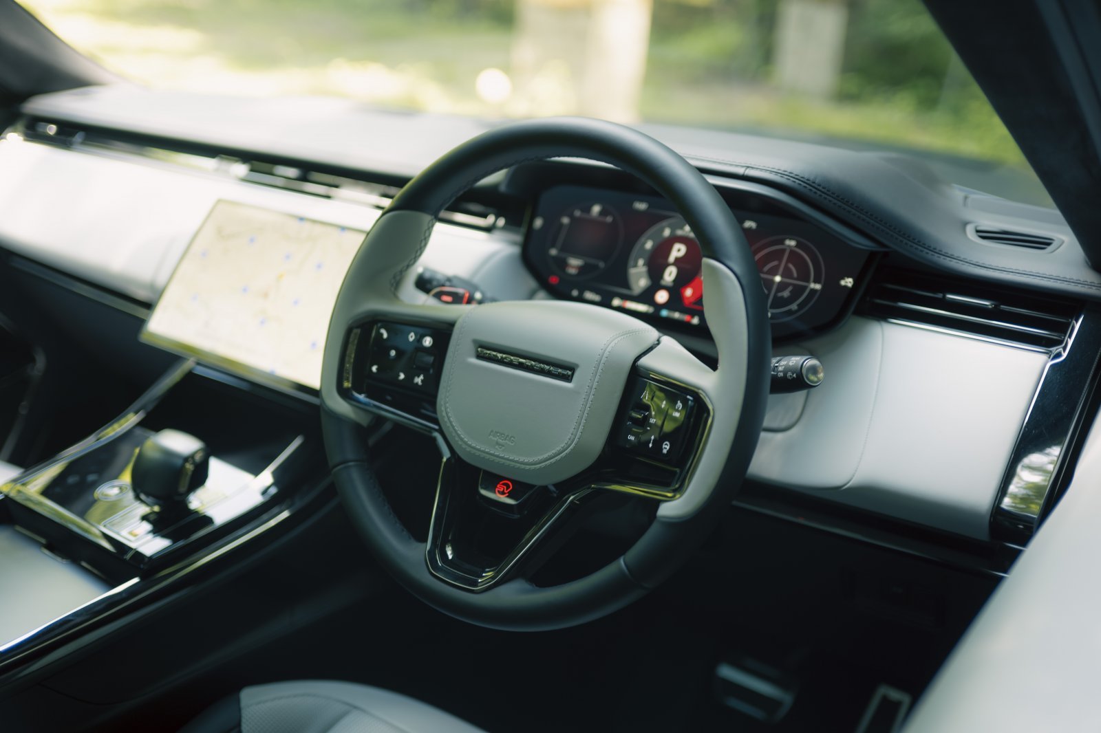 “超スポーティ”な走りに驚く、V8搭載の「レンジローバー スポーツSV」が確立する存在価値｜Pen Online